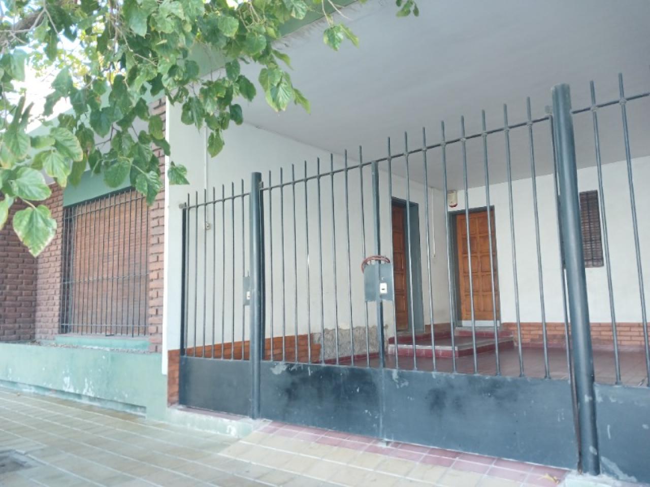 Alquiler. Amplia Casa, 3 Dormitorios. A Pocas Cuadras Del Centro - Comprá en San Juan